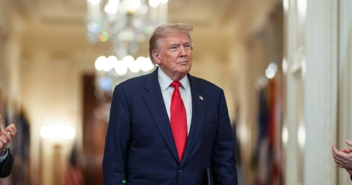 Trump's strange arm movements spark alarm at White House birthday party ...