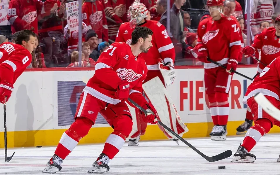 Red Wings sign Swiss scorer as Larkin trade talk swirls