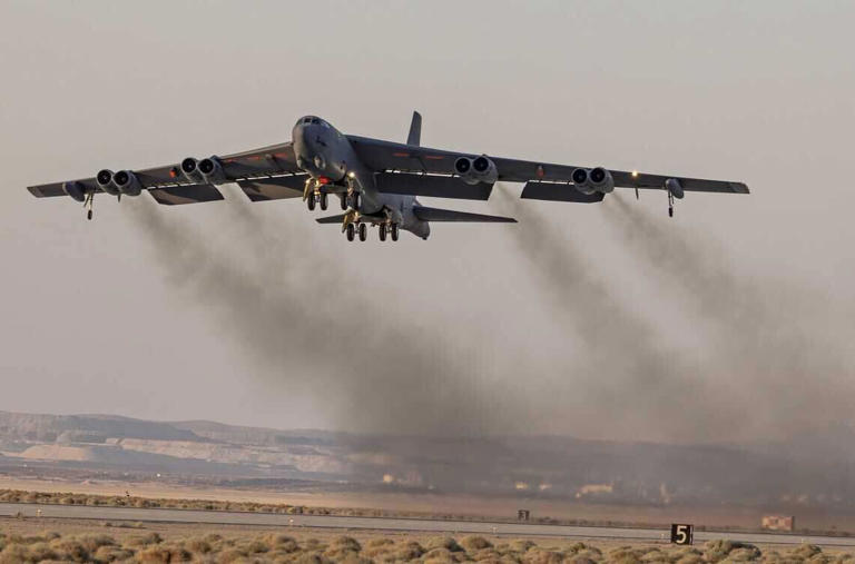 8 killed after B-52 crashes at Edwards Air Force Base in Southern ...
