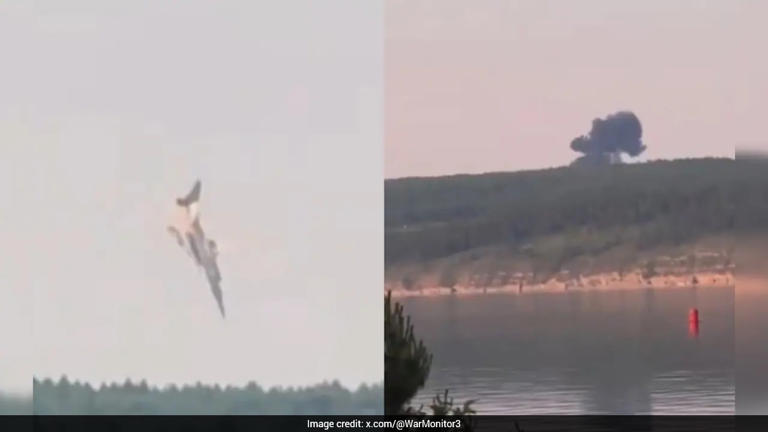 Video: Russian Tu-22M3 strategic bomber nosedives, crashes in Siberia