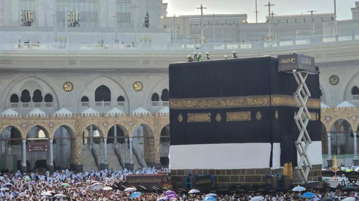 Kain penutup Ka'bah diganti, tanda dimulainya tahun baru Hijriyah