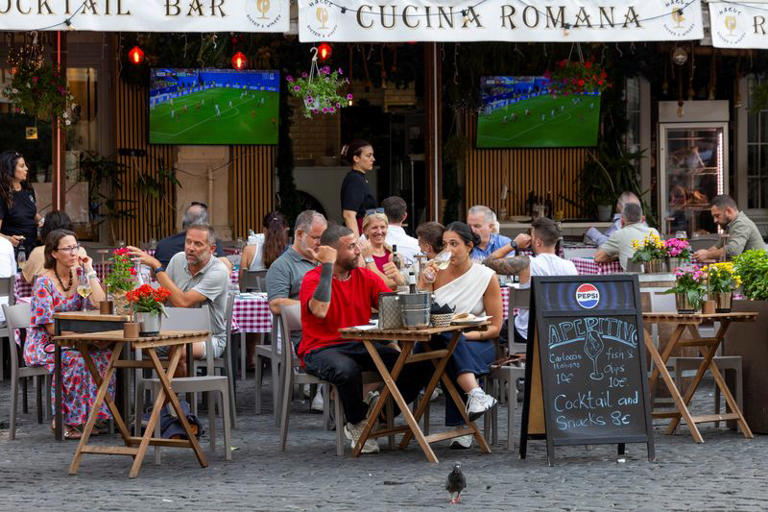Soccer - Italian fans look to global icons and underdogs to cure World ...