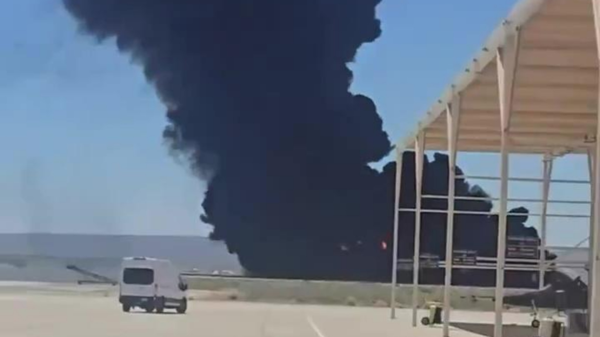 Il fuoco, il grande fumo nero dopo lo schianto del bombardiere B52 ...