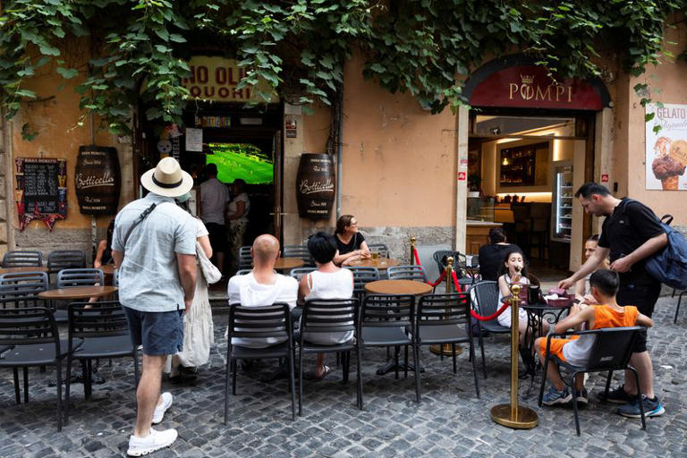Soccer - Italian fans look to global icons and underdogs to cure World ...
