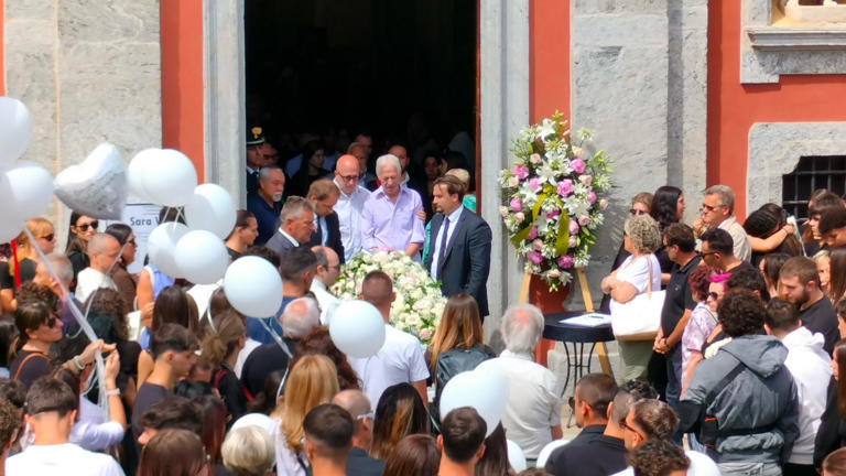 Ricordi, lacrime e palloncini al funerale di Sara Vetrano a Marchirolo ...