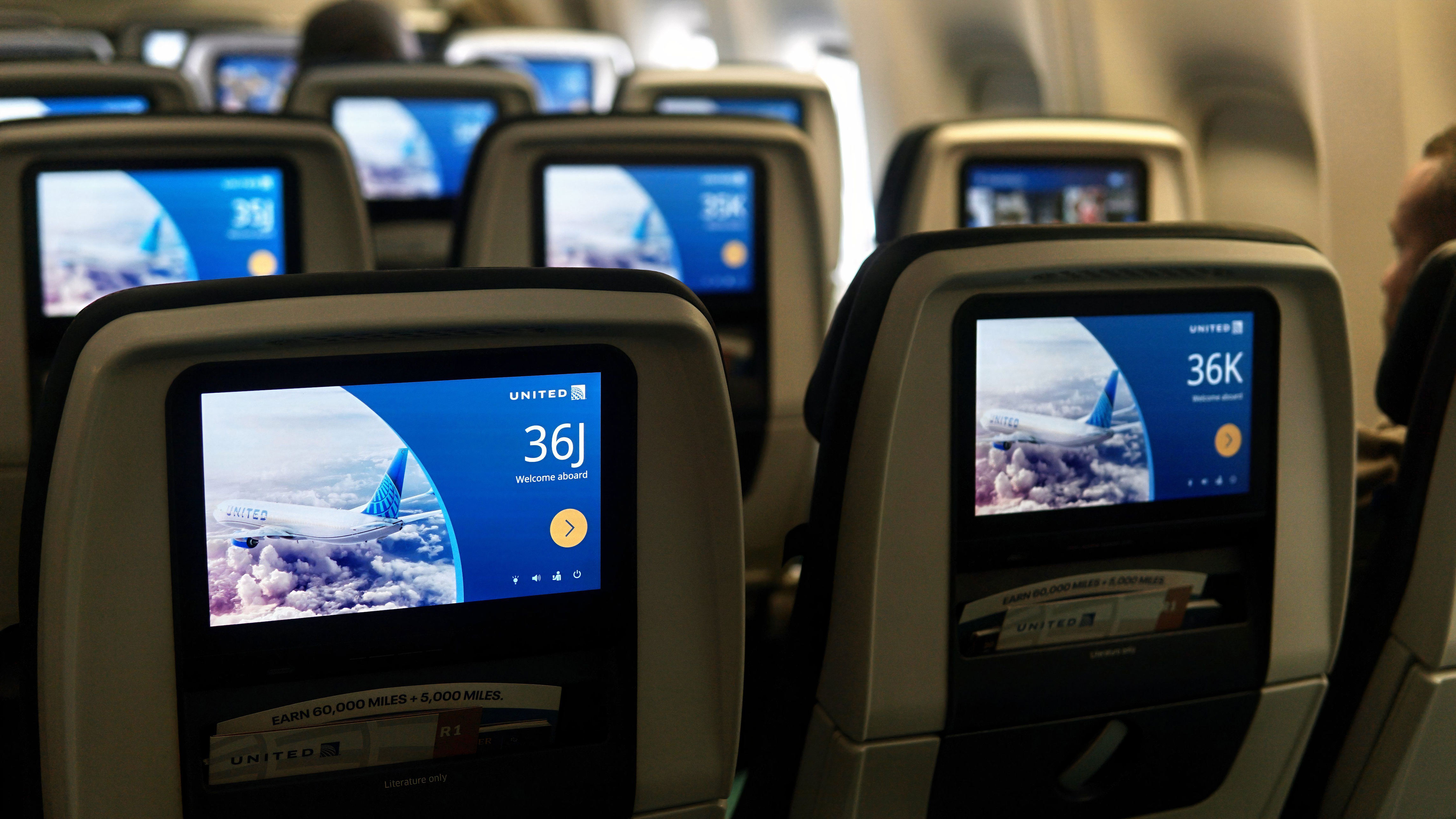 United Airlines Flight 71 generates standing ovation for rare crackdown ...