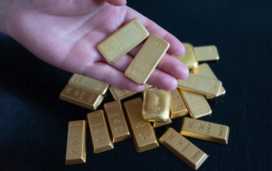 Gold surges as US.-Iran peace deal eases rate hike fears