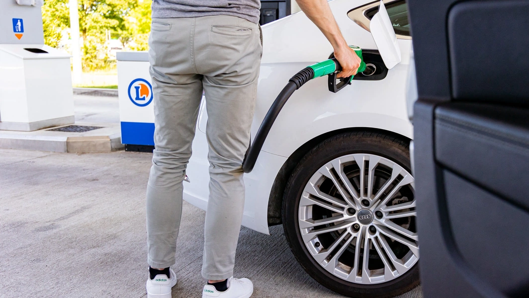 10 gas pump habits that waste money or damage your car
