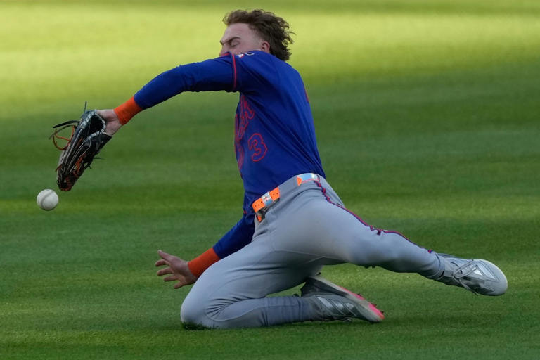Suárez homers twice and drives in 6 to back Burns as Reds rout Mets 12-0