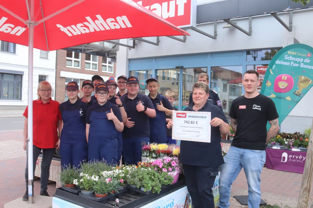 Pfandbon-Aktion von Nahkauf-Markt bringt stolze Summe für Jugendwehr