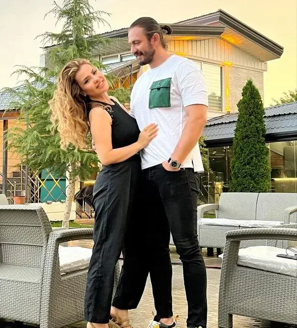 Şarkıcı Lara, eşi Mehdi Karimi'ye boşanma davası açtı