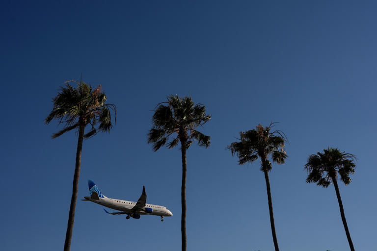 Pilot's report near LAX revives 'Jetpack Man' mystery
