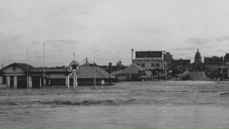 The Austin flood that buried the Congress Avenue Bridge under water
