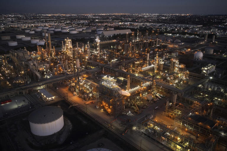 Two more SoCal refineries are 'potential ticking time bombs,' new ...