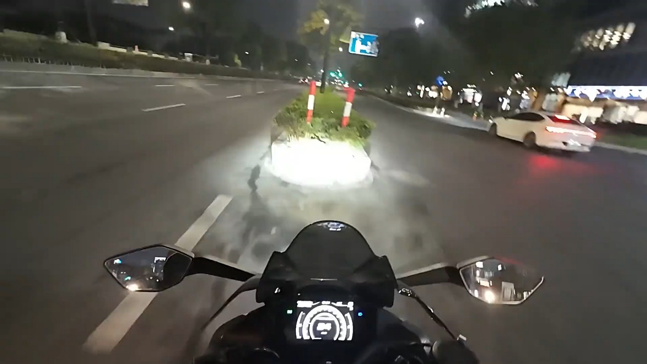 Motorbike crashes into highway median in Zhejiang