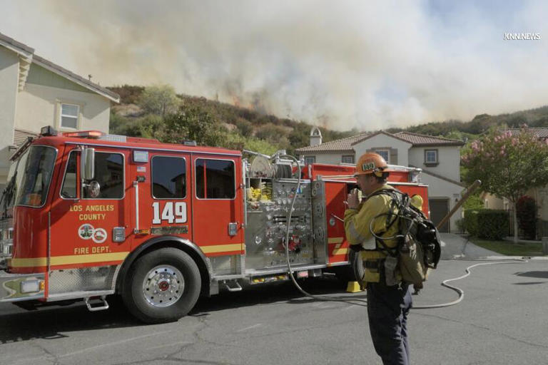 Max fire threatens homes in Santa Clarita Valley, sparking evacuation ...