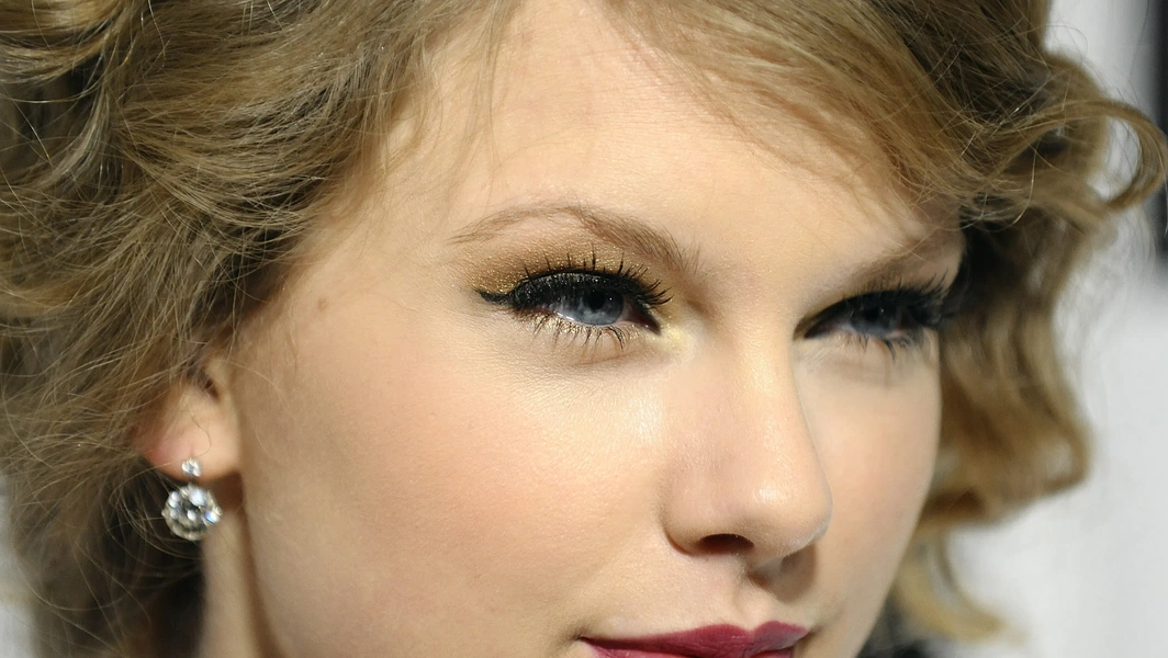 Taylor Swift’s signature beauty routine