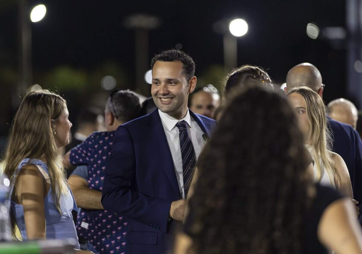 Hialeah mayor has a vehicle with emergency lights. A Miami cop gave him ...
