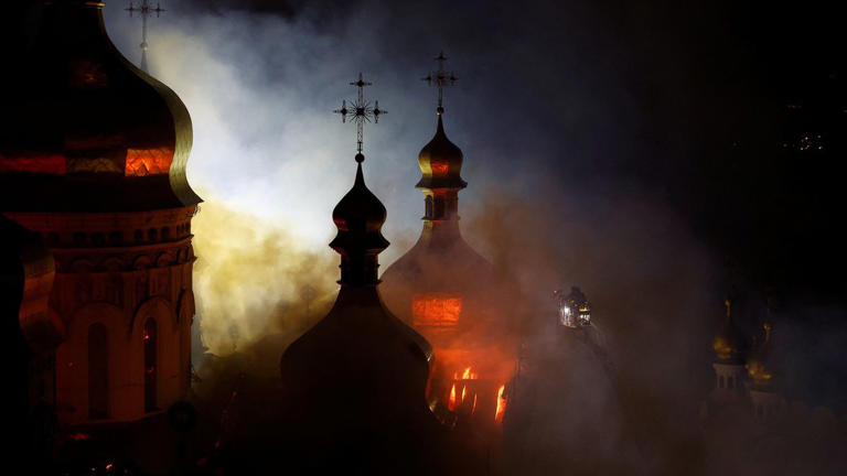 Al menos 11 muertos y graves daños en una histórica catedral tras un ...