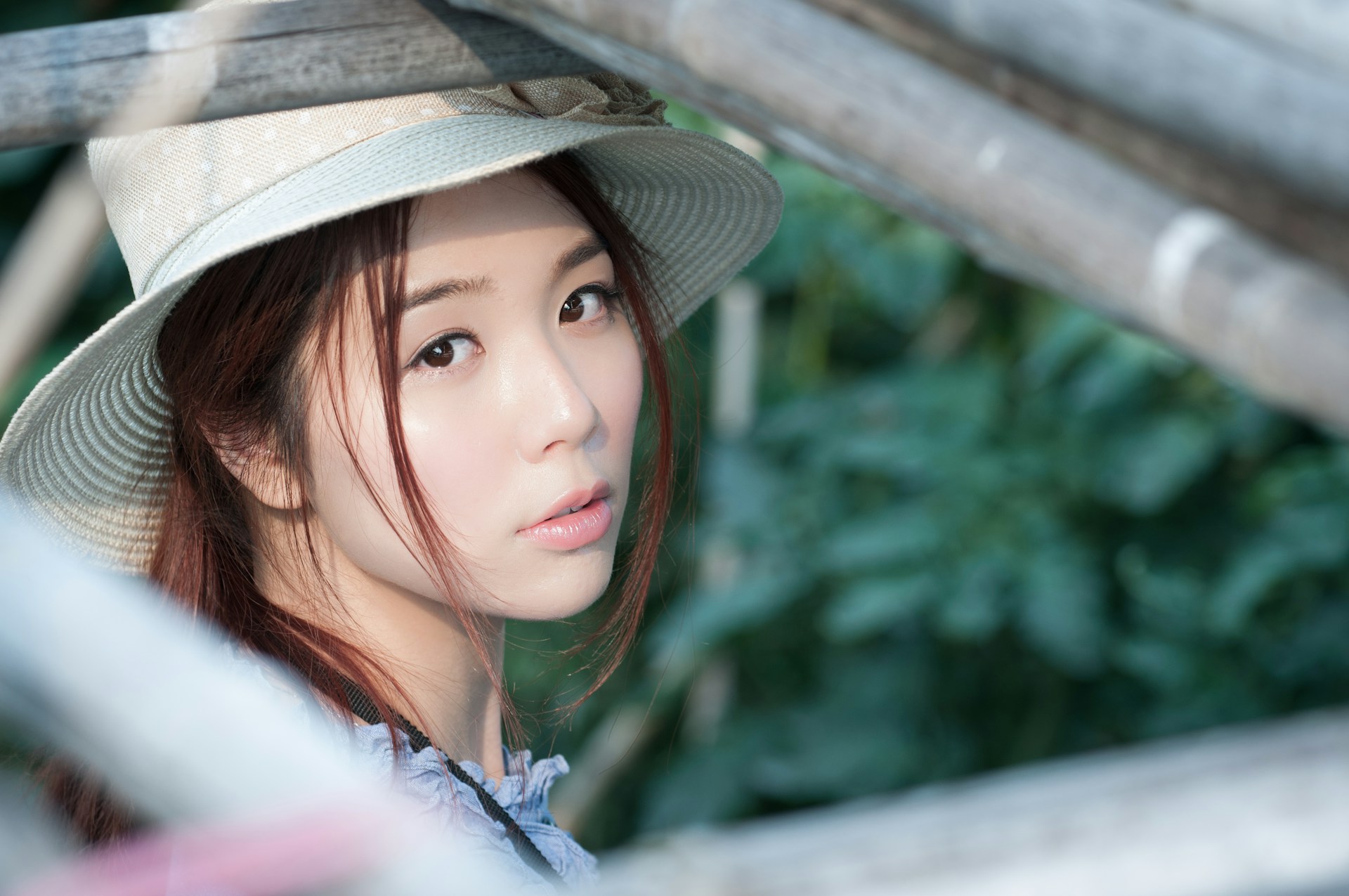 田园少女外景大片｜草帽与绿野，拍出干净松弛氛围感