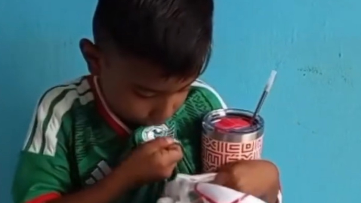 ¡Qué gane México!: Iker, niño que creó su jersey del Tri con bolsas de ...