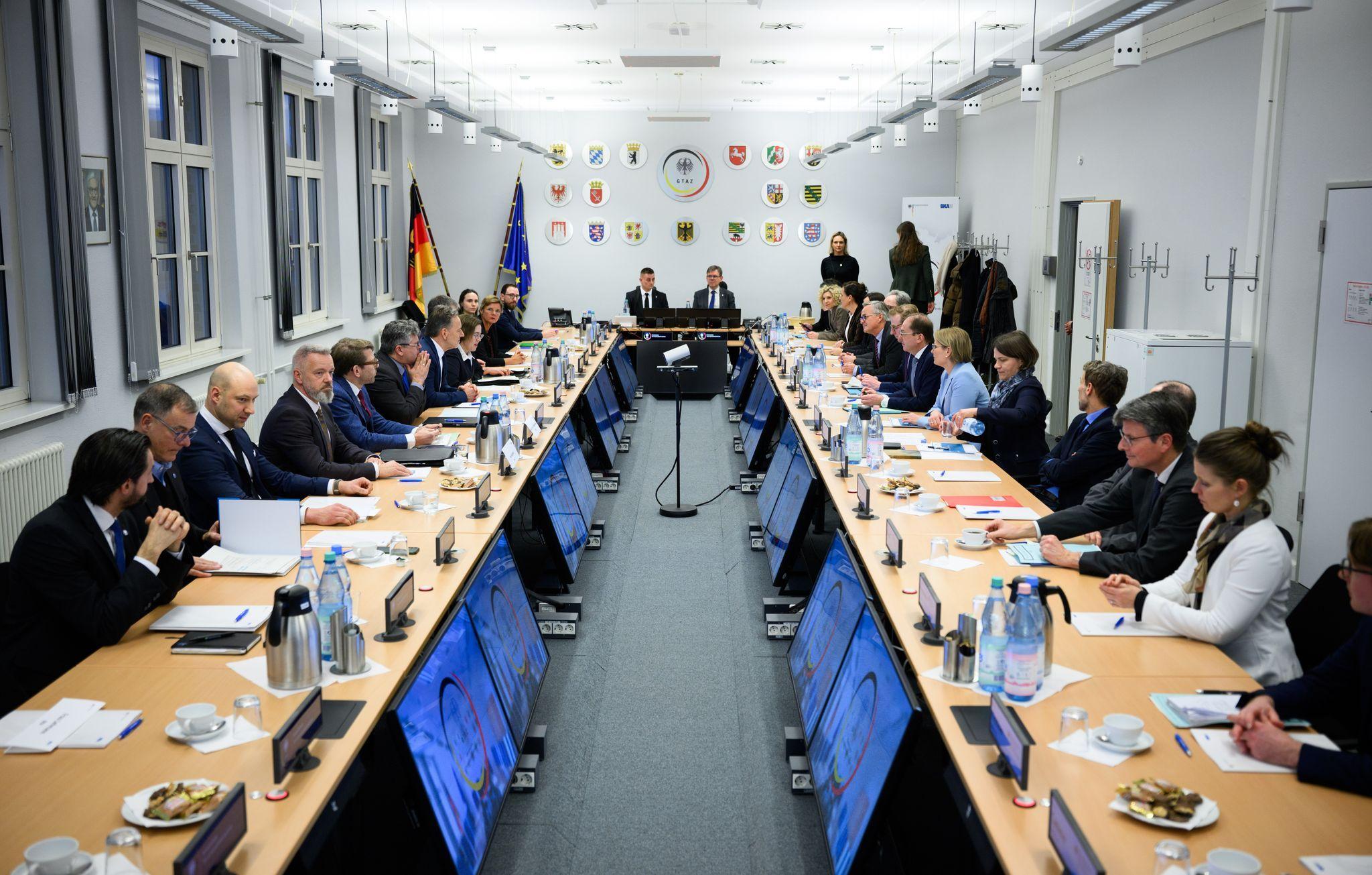 Angst vor Putin-Attacken: Neues Zentrum soll Deutschland vor hybriden ...