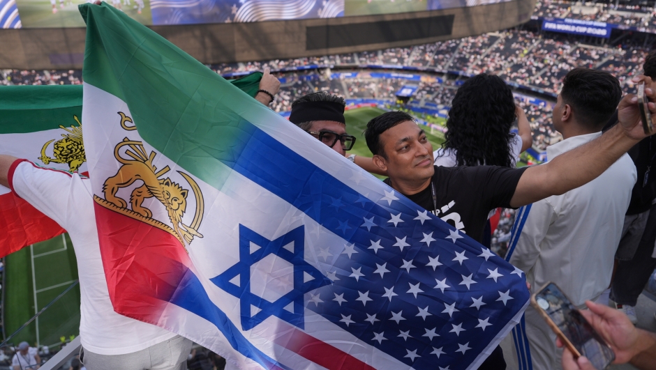 Iran, cresce il fronte anti ayatollah dei tifosi: e allo stadio tante ...