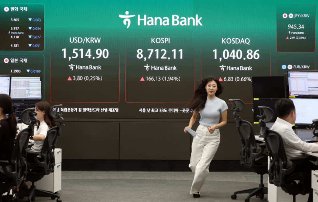 '9000피' 향하는 코스피…종전 효과에 8700선 회복