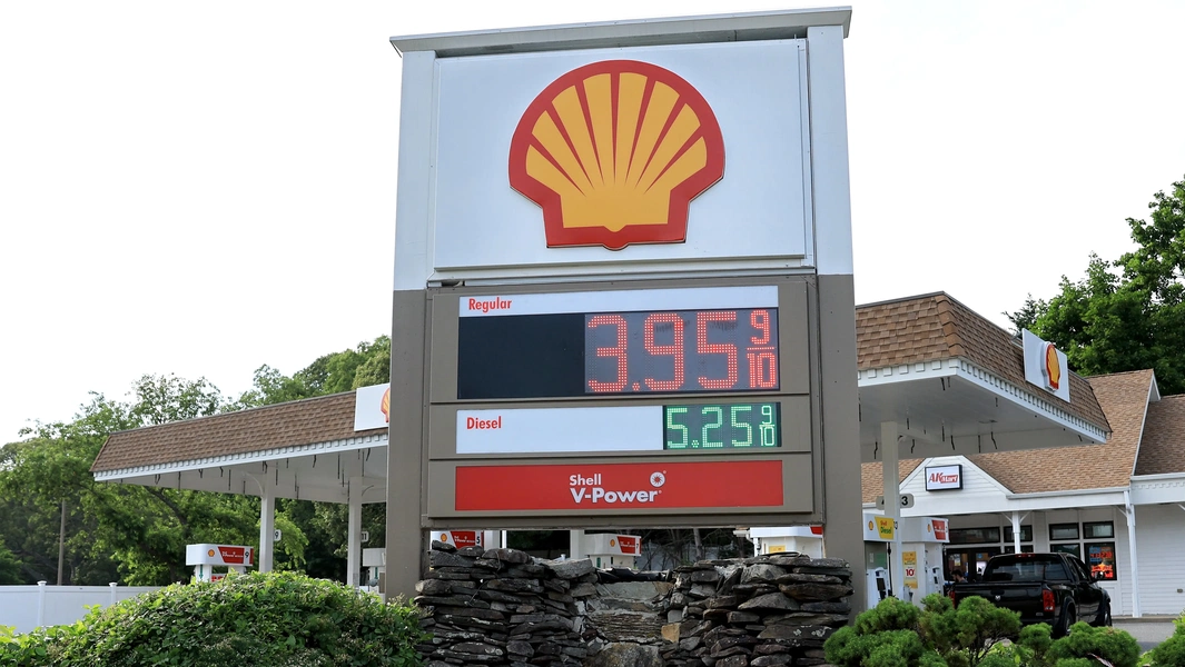 10 gas pump habits that waste money or damage your car