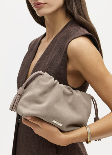 Der nächste große Taschentrend? Ganz klar, die „Fringe Pouch“