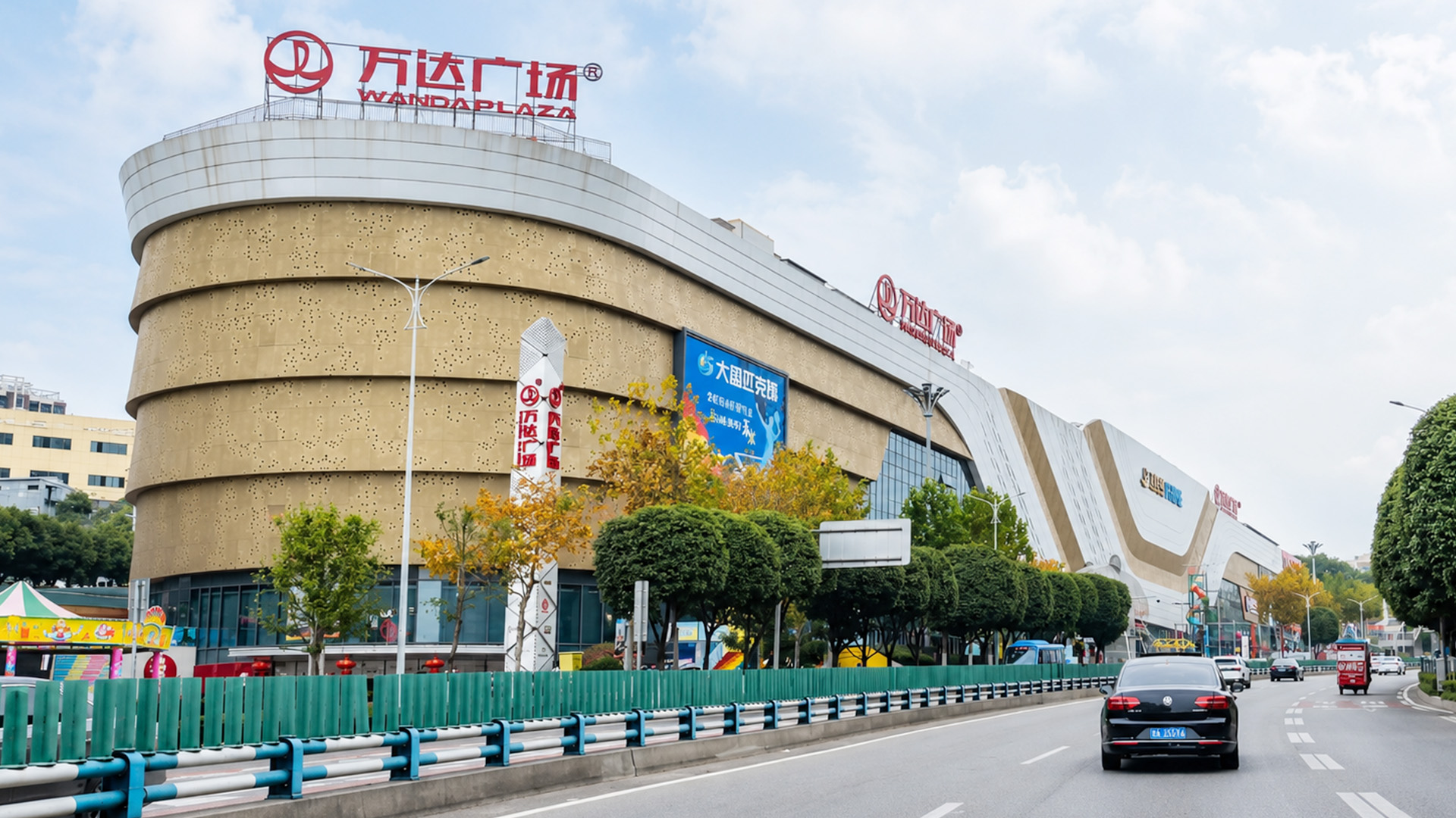 Rijden langs een enorm winkelcomplex in China op een schone stadsweg