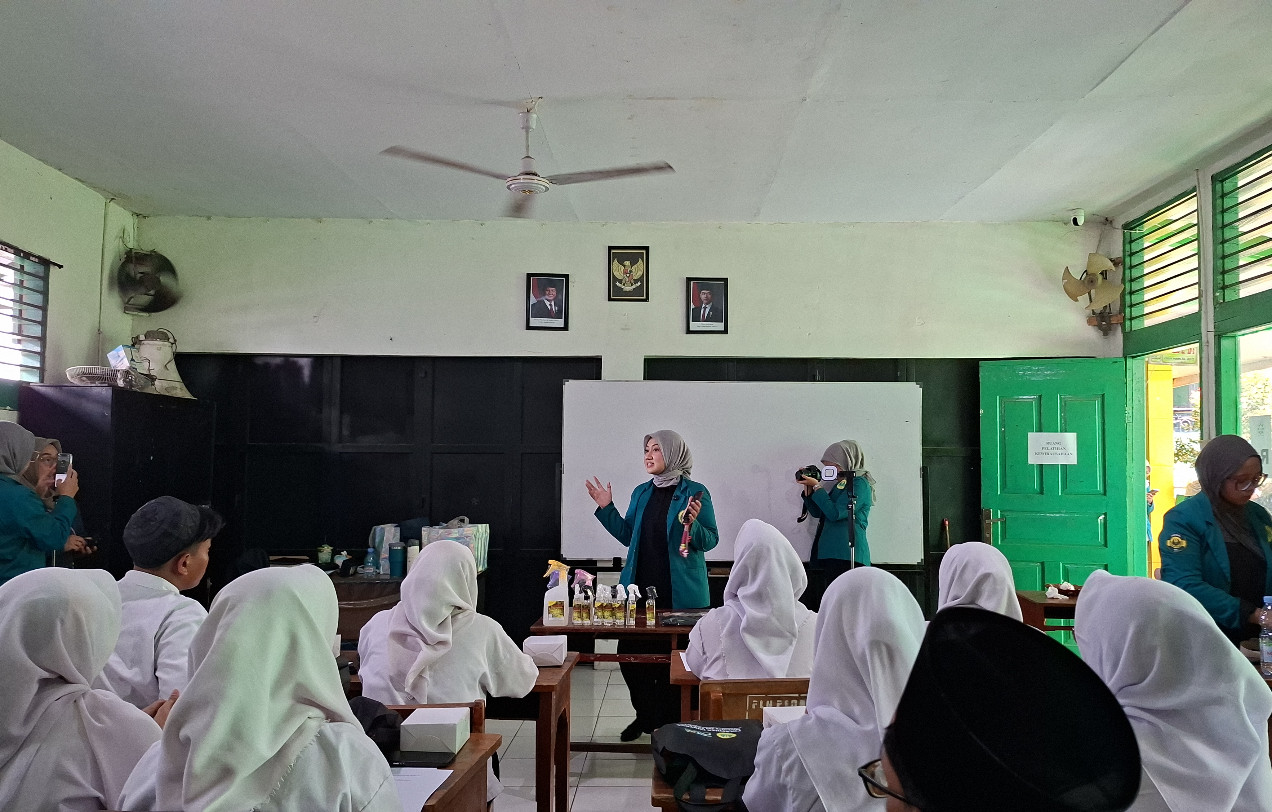 Dosen humas & komdigi UNJ latih santri Al-Wathoniyah kuasai ...