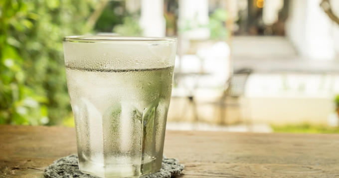 Comment rafraichir une bouteille d'eau sans frigo