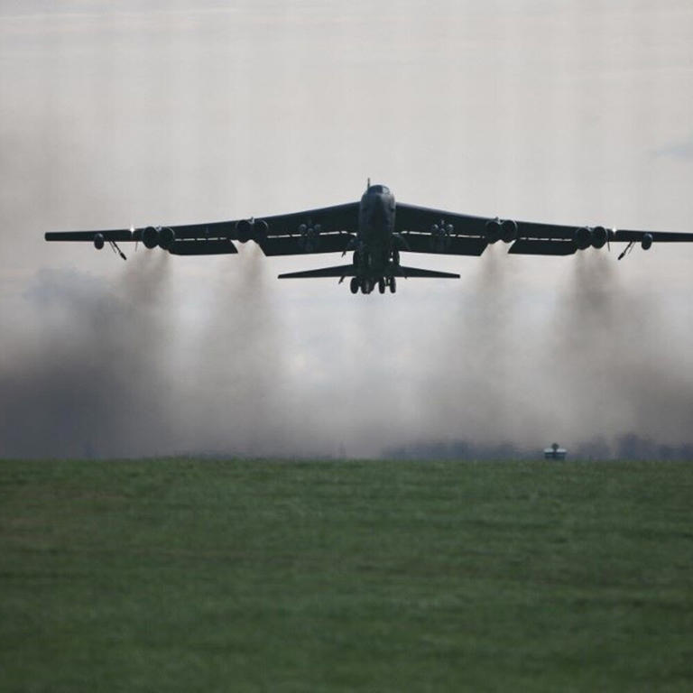 Un bombardiere B-52 si schianta dopo il decollo in California, otto morti