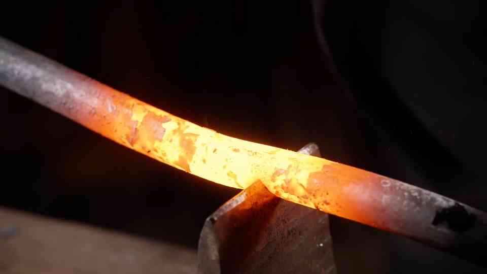 The blacksmithing technique behind a perfectly curved chisel