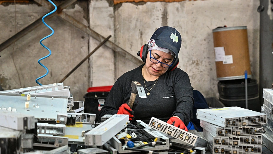 Researchers develop new methods to recover gold from e-waste