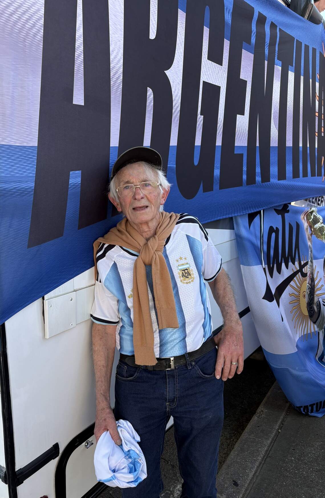 Argentina fans take over Kansas City park before World Cup game in ...