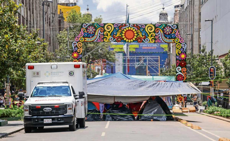 Adornan el centro … y el plantón