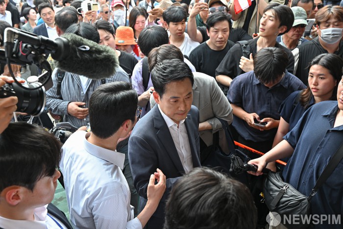출입문 봉쇄 시민과 대화 시도하는 장동혁 대표