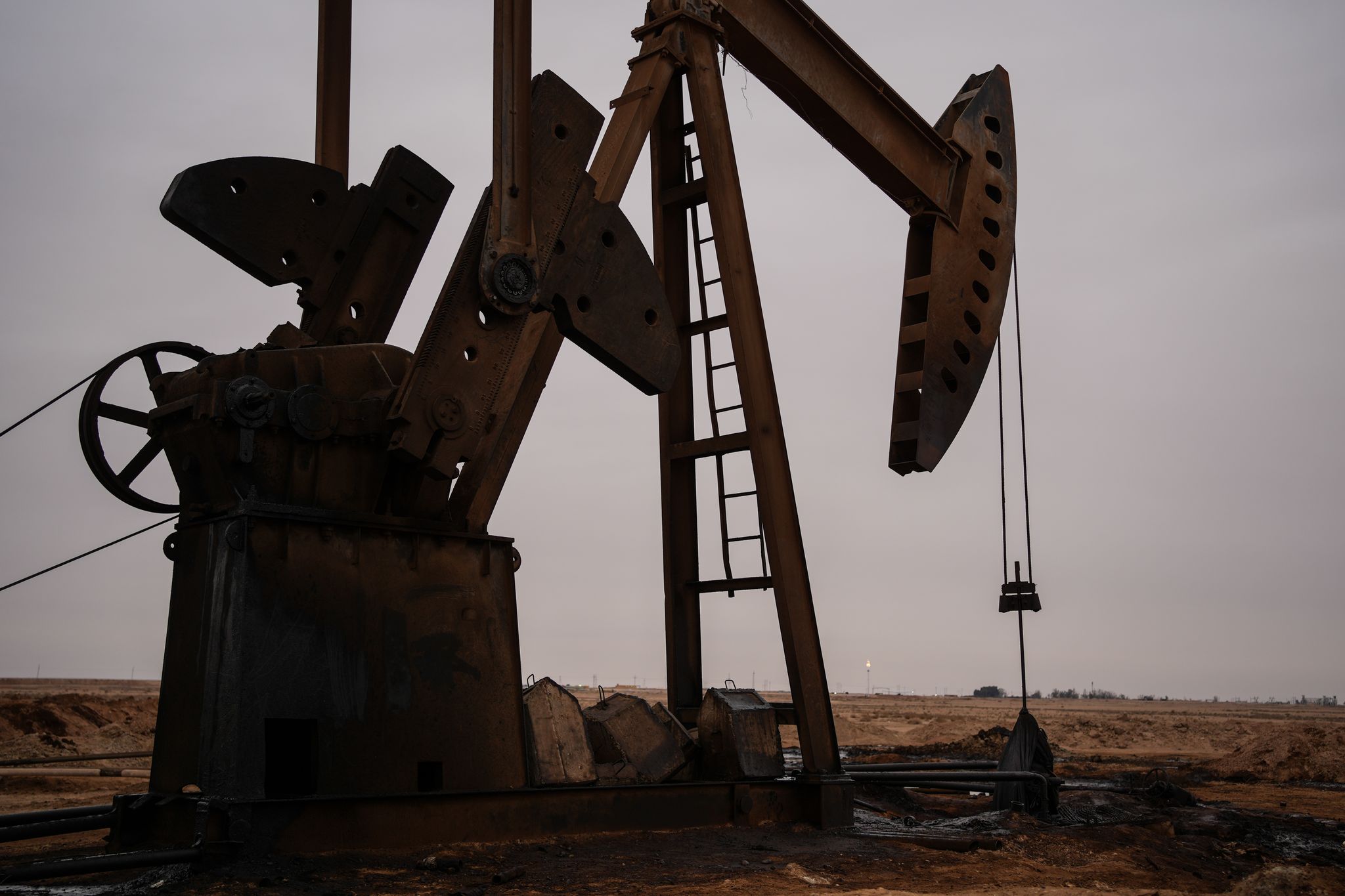 Oil stays at lower level after price drop due to Iran deal