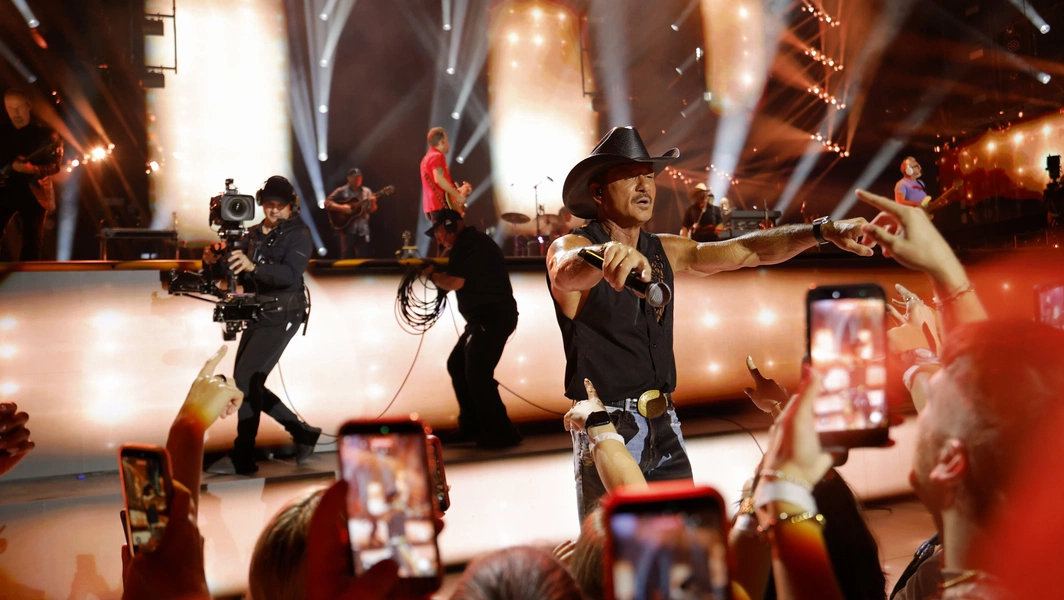 15 legendary country music icons and their defining hits