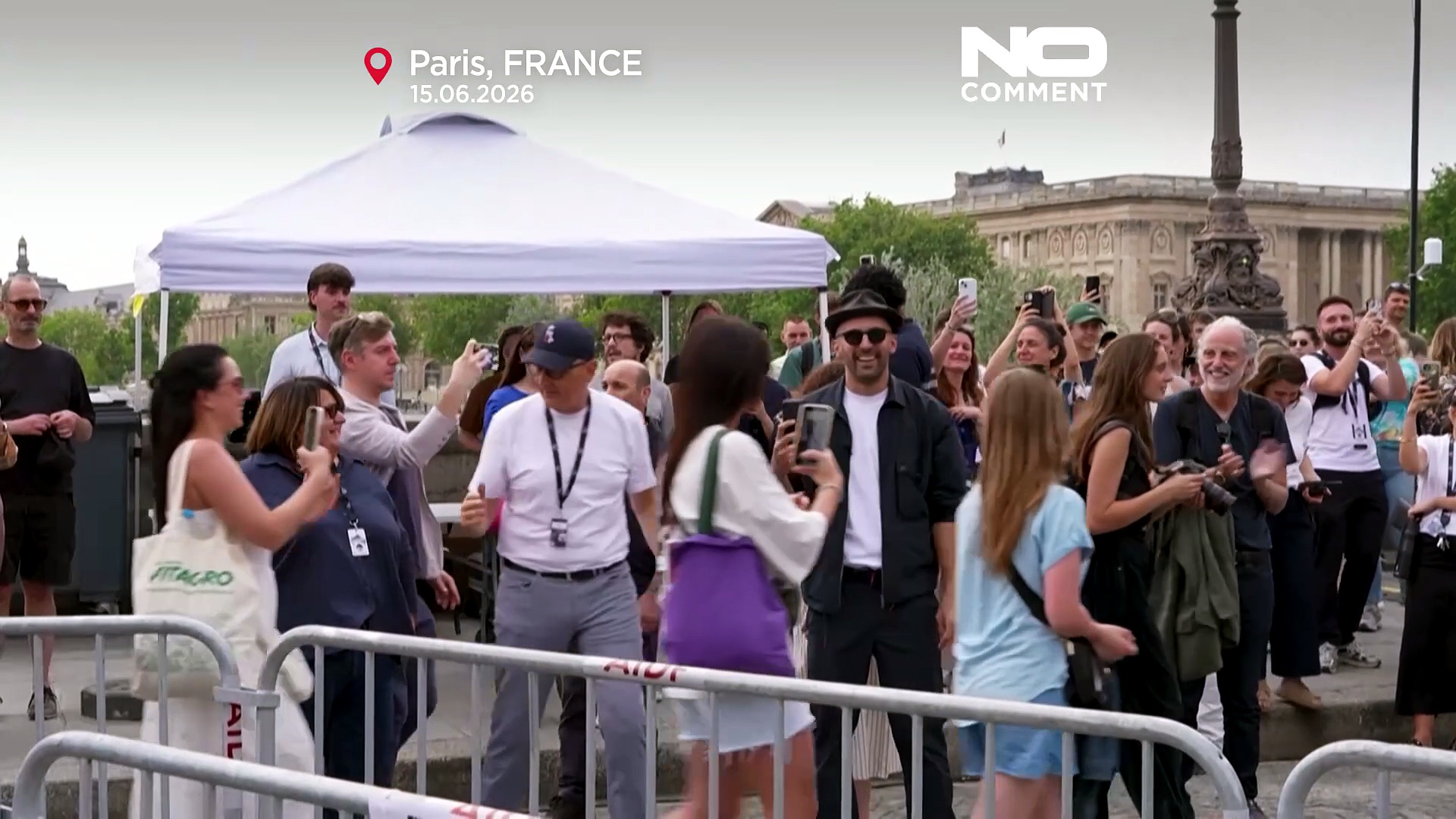 La foule afflue vers la gigantesque grotte de JR sur le pont Neuf à Paris