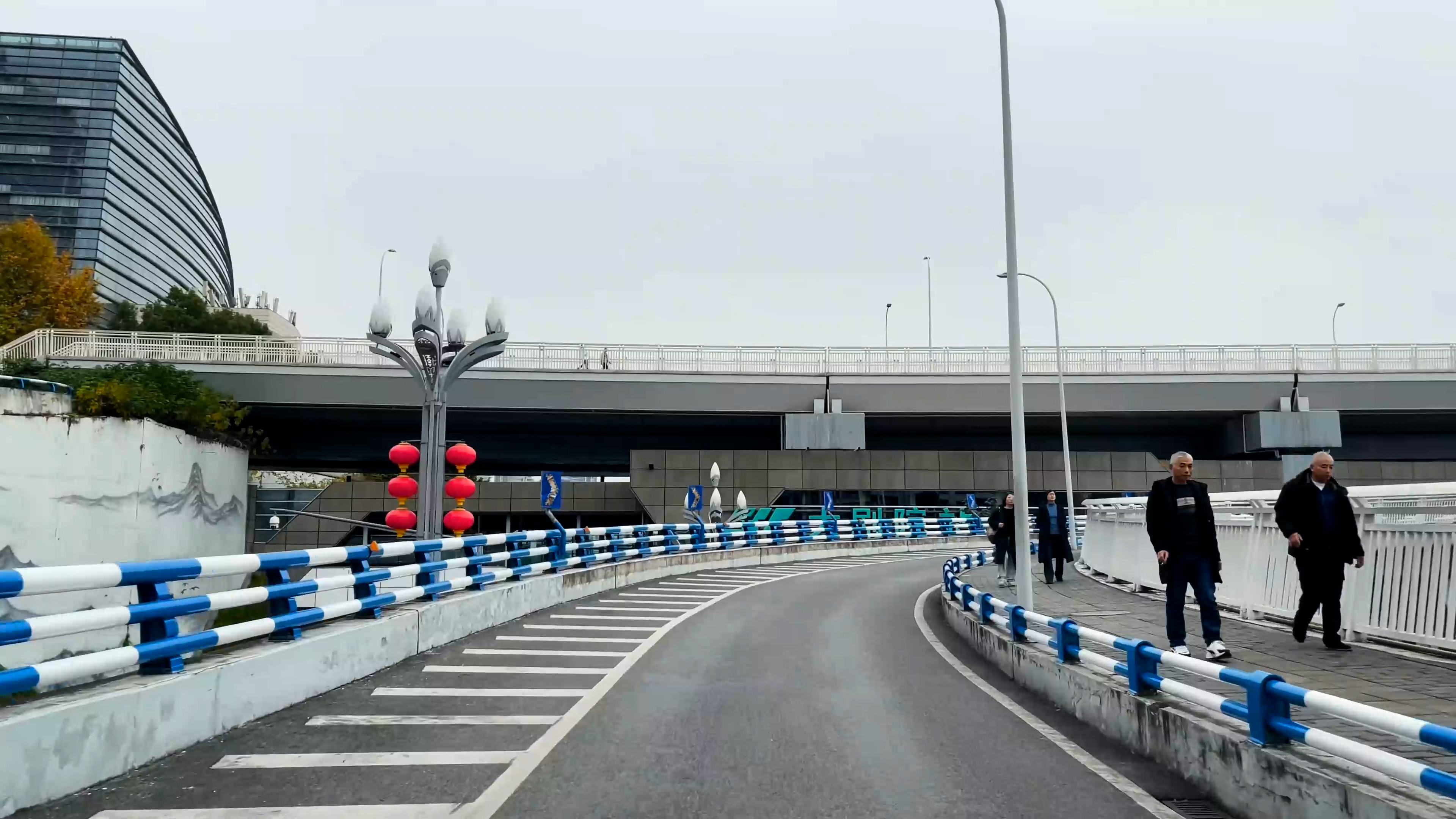 Körning genom Kinas kurviga väg under en stor viadukt