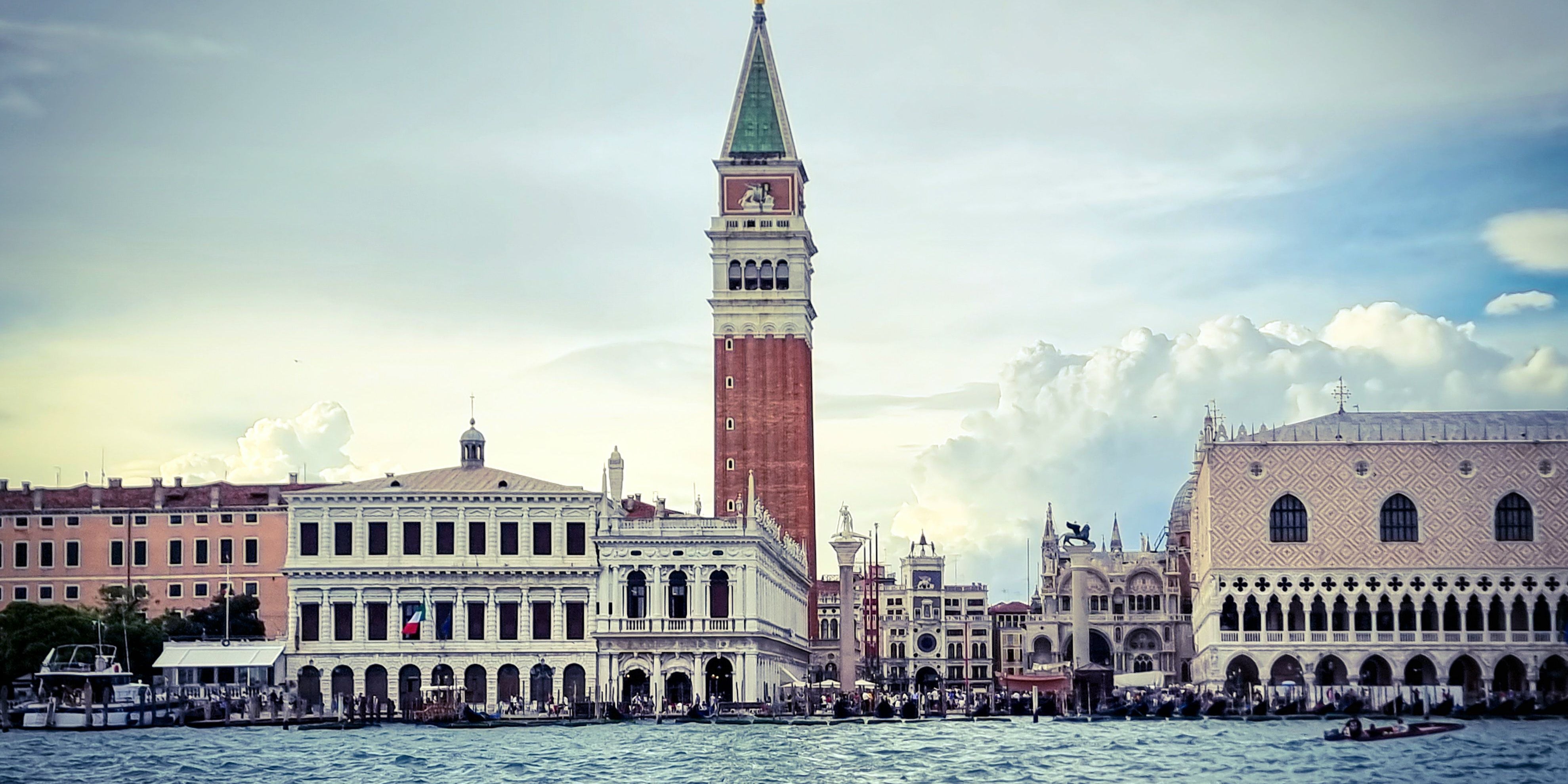 Touristin verstreut Asche vor Venedig