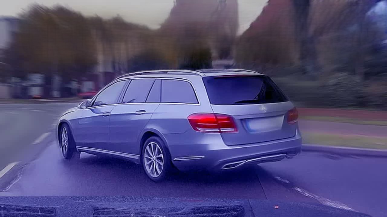 Plötzlich vor die Motorhaube – rücksichtsloses Manöver schockiert Dashcam