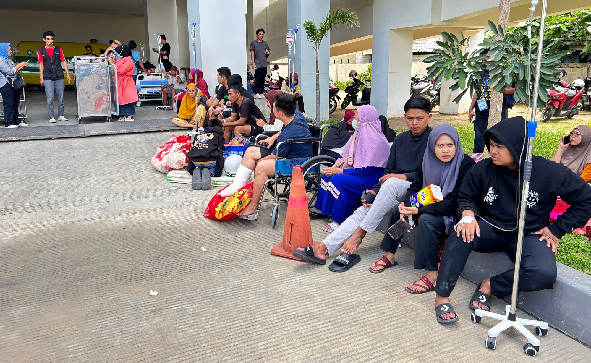 Panicked residents flee as 'extremely strong' earthquake hits Indonesia ...