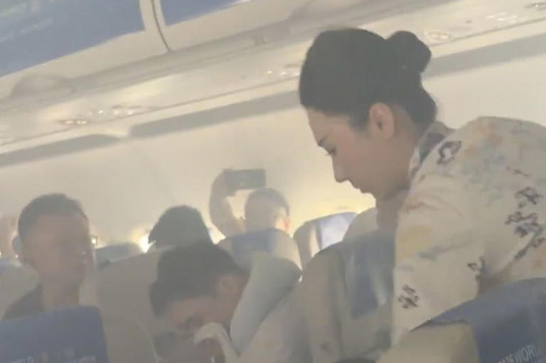 Passengers told 'stay calm and don't panic' as cabin fills with smoke ...