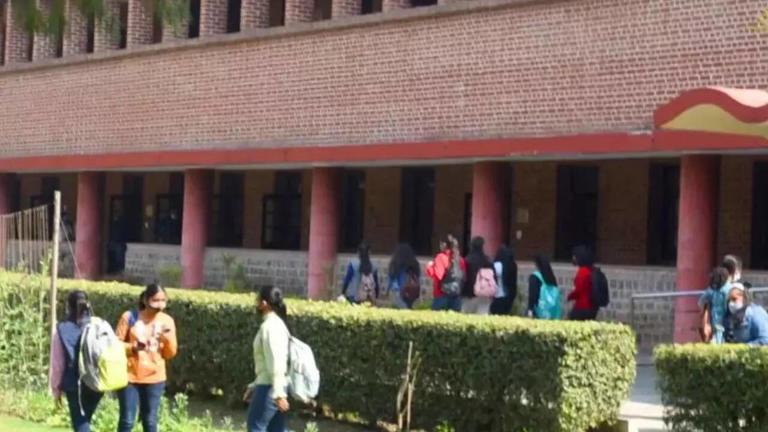 Miranda House opens doors to CUET-UG aspirants: Campus tours, faculty ...