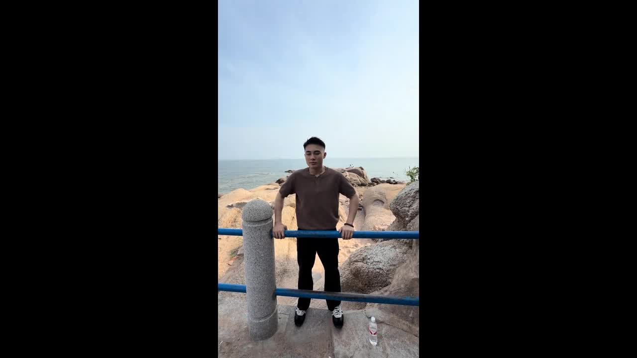 Man bumps head while climbing over seaside railings in Shandong, China