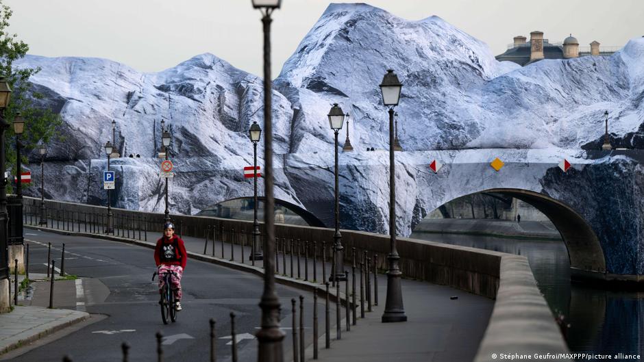 Nach Sturmschäden: Verhüllte Pont Neuf in Paris ist eröffnet